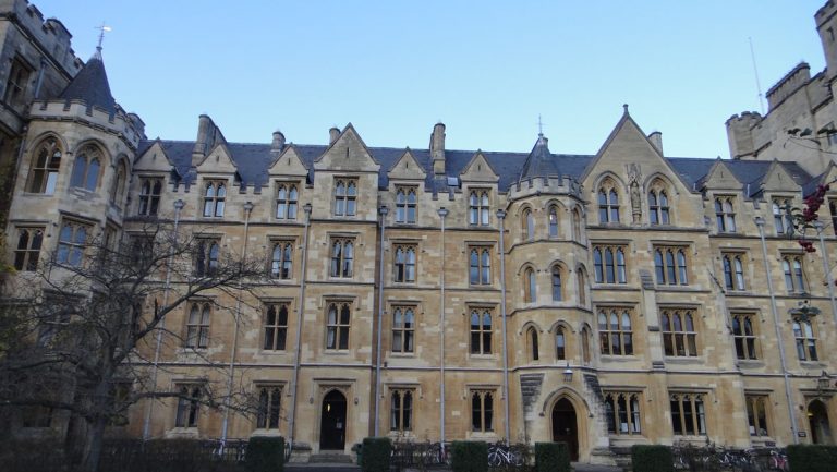 ศิลปะสถาปัตยกรรมคลอยสเตอร์ในหนังแฮร์รี่ พอตเตอร์ | Muggle-V